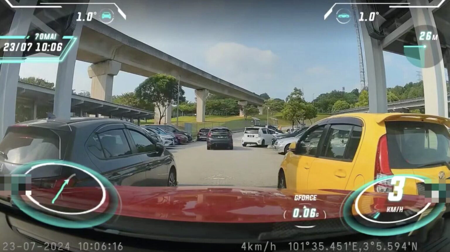 M'sians Condemn 2 Car Owners Who Parked Under Covered Walkway, Blocking Vehicles & Pedestrians ...